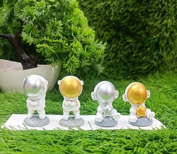 4 Piece Mini Astronaut Figures (Mix Design) 🚀 | TwiiMart.in