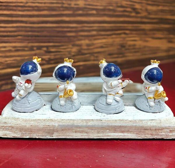 4 Piece Mini Astronaut Figure👆🏻 | TwiiMart.in